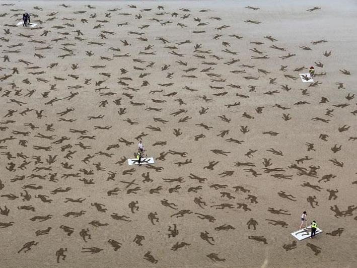 9,000 sand drawings honour fallen on Normandy Beach